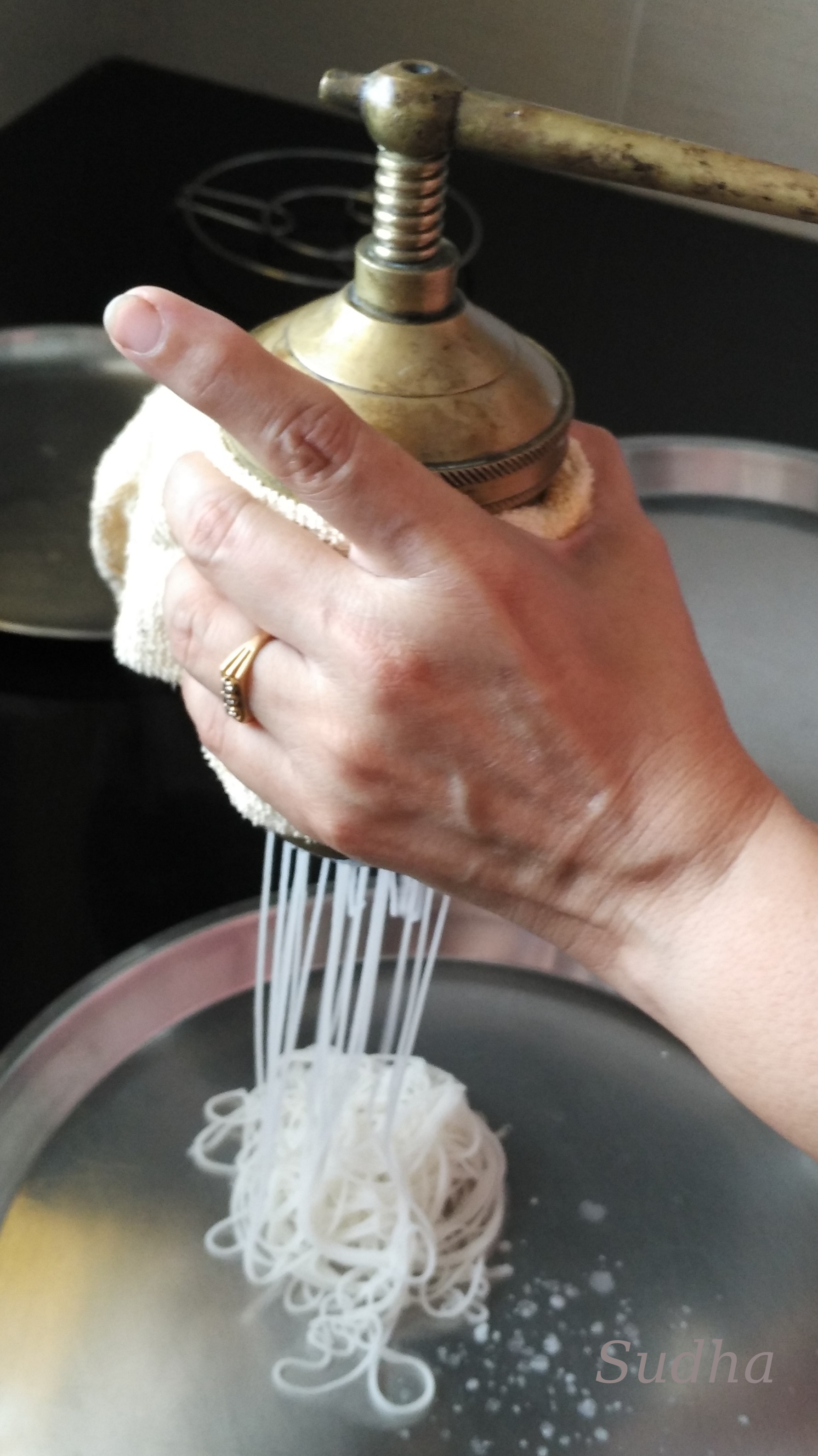 Naralachya Rasatalya Shevaya (नारळाच्या रसातल्या शेवया) - Rice Shevai ...