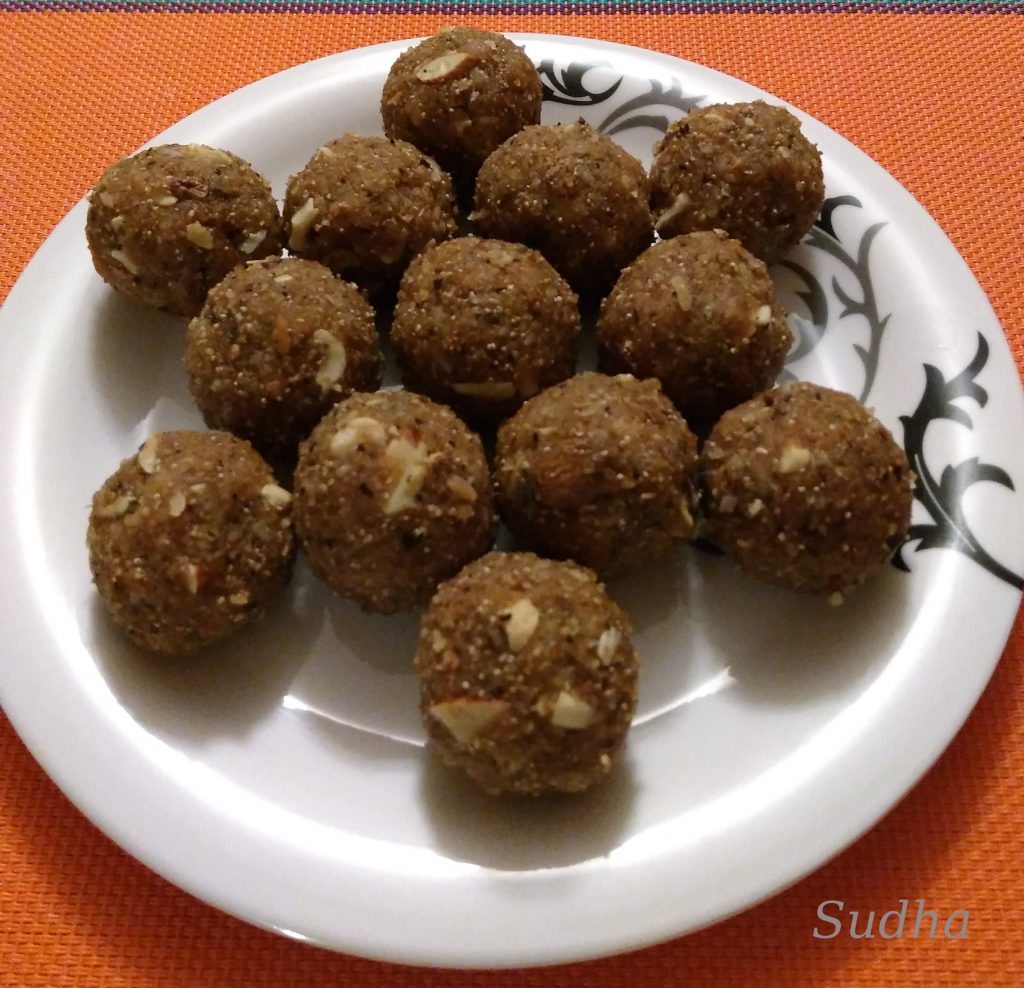 Dink Laadoo with Jaggery (डिंकाचे खमंग स्वादिष्ट लाडू गूळ घालून) - Gond ...