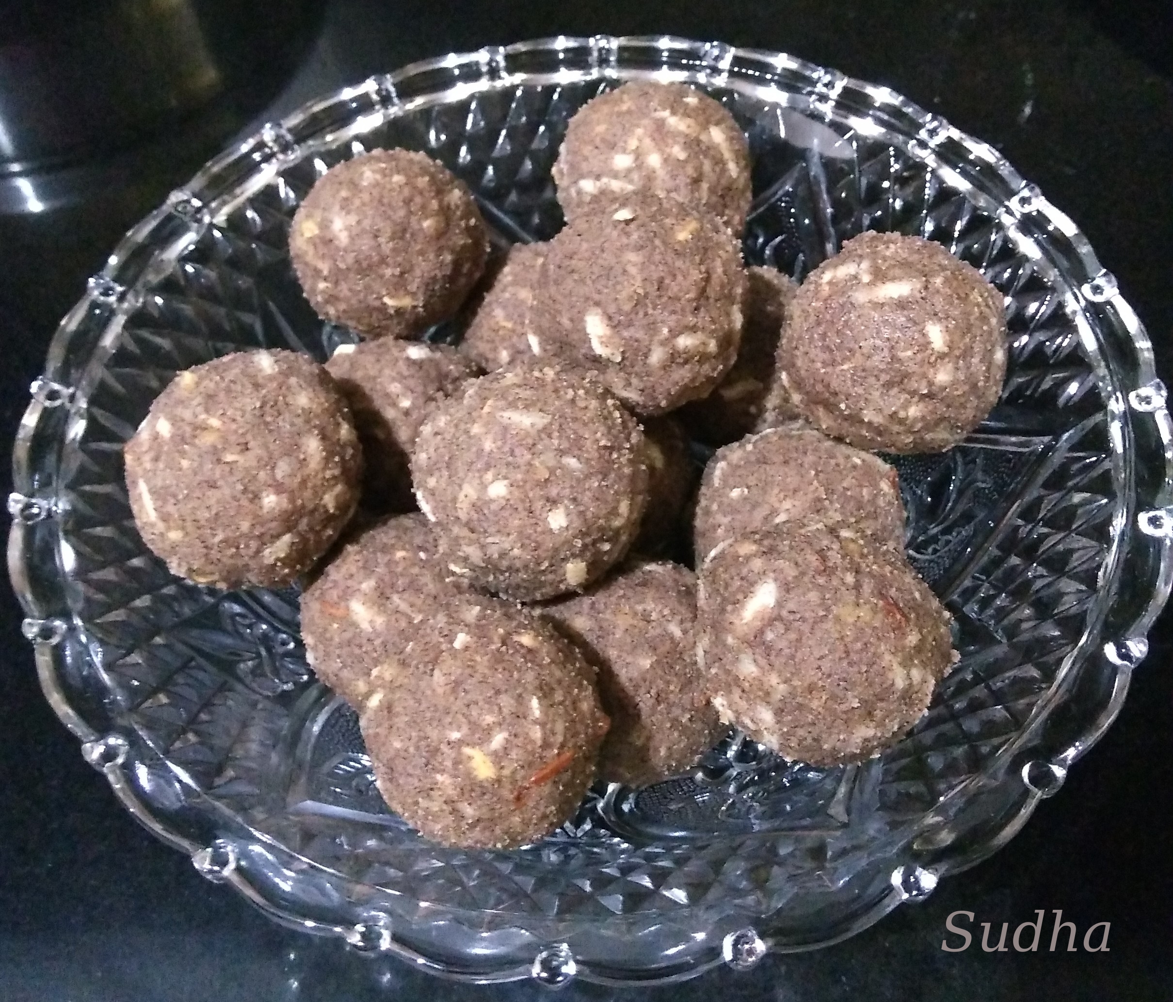 Crunchy Nachani Laadoo (Crunchy Finger Millet Laddu) | My Family Recipes