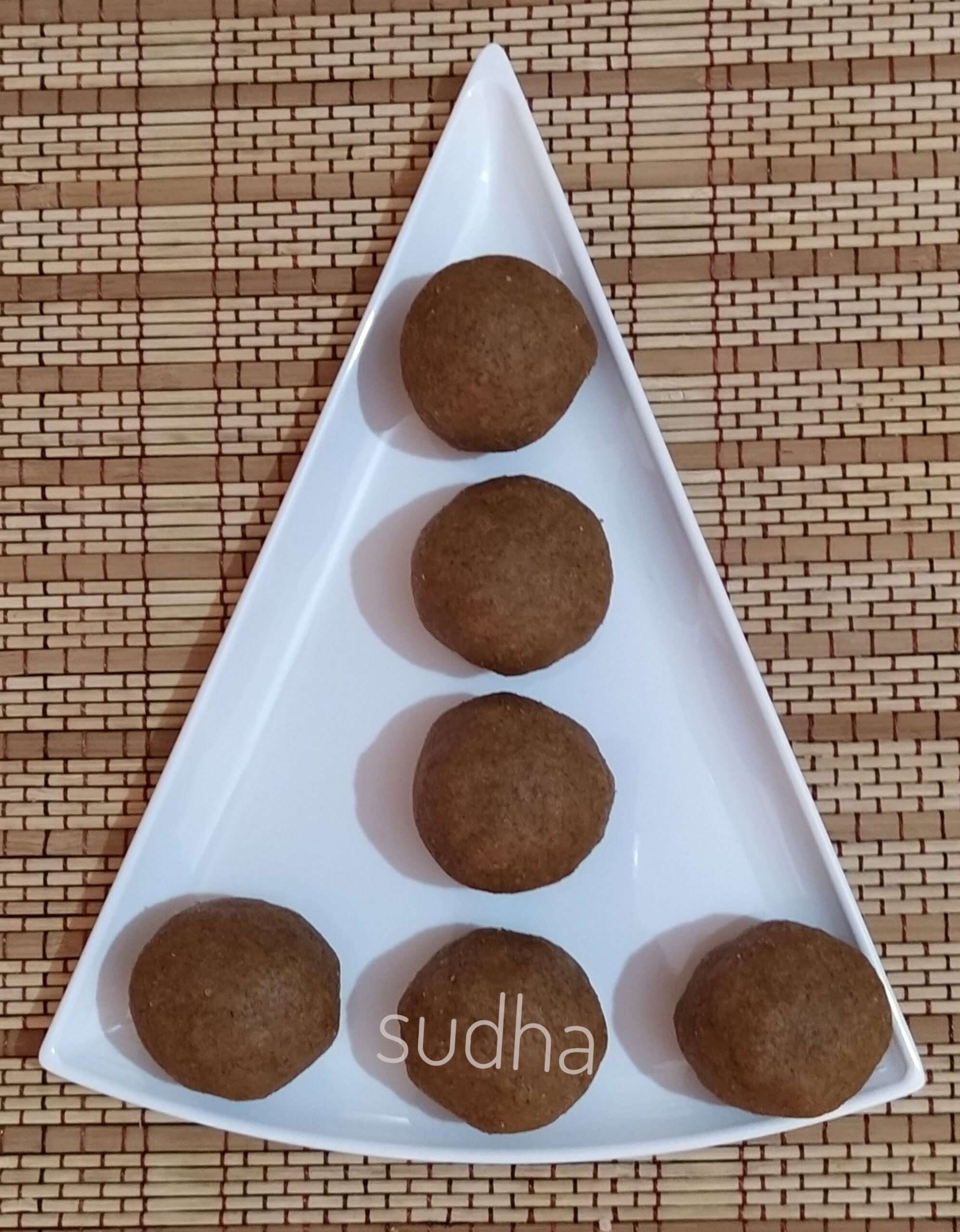 Kulith Peeth Laadoo (कुळथाच्या पिठाचे लाडू) - Horse Gram Flour Laddu ...
