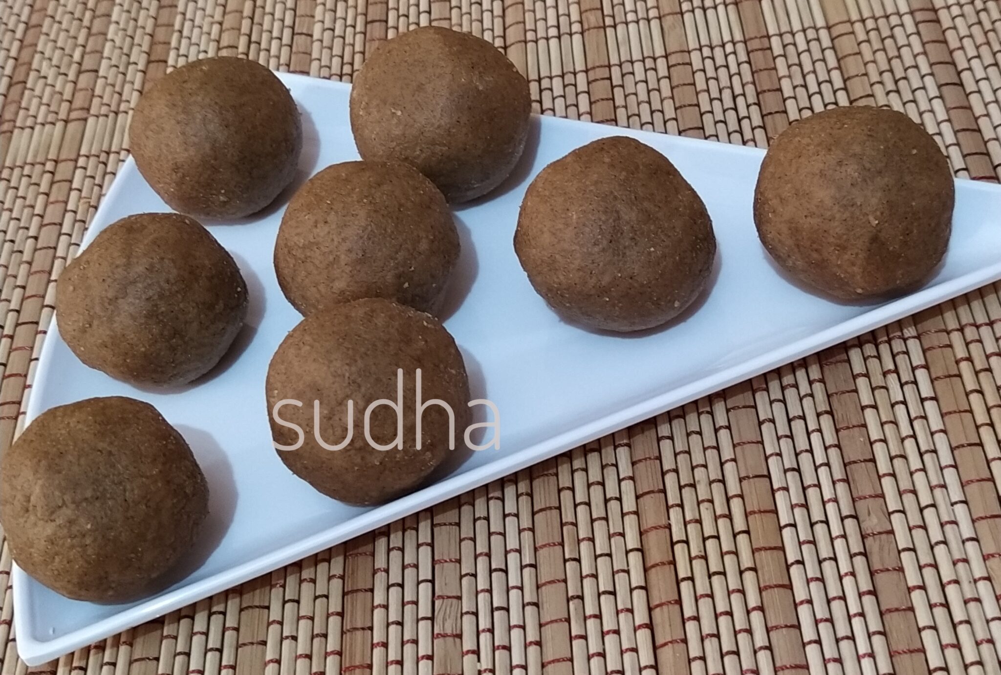 Kulith Peeth Laadoo (कुळथाच्या पिठाचे लाडू) - Horse Gram Flour Laddu ...