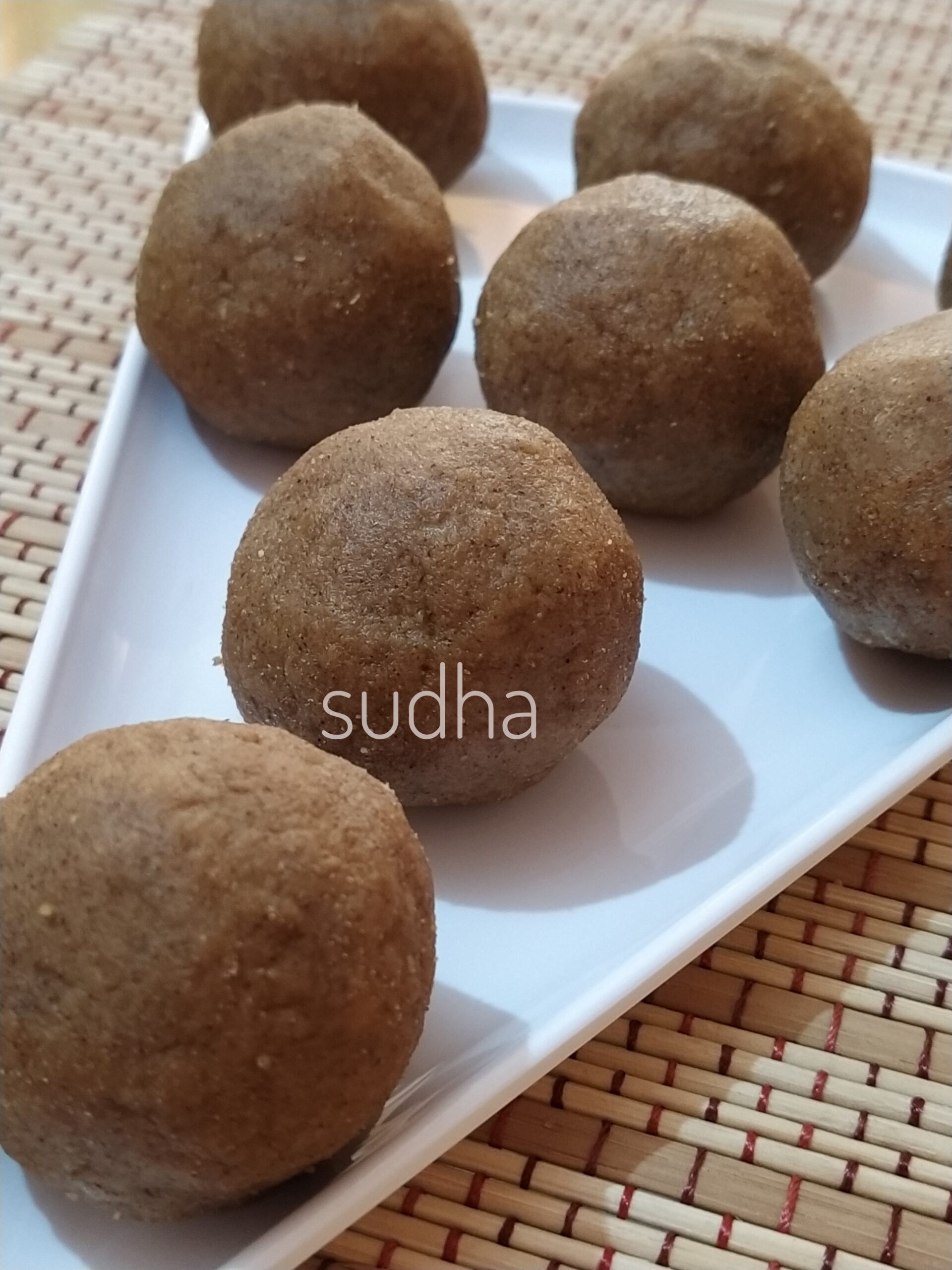 Kulith Peeth Laadoo (कुळथाच्या पिठाचे लाडू) - Horse Gram Flour Laddu ...
